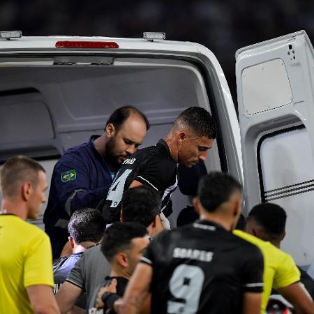 Botafogo tem dois expulsos, e Vasco vence clássico brigado no Maracanã