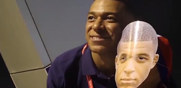 Mini-Mbappé? Fã com máscara do atacante francês conhece o ídolo; veja ...