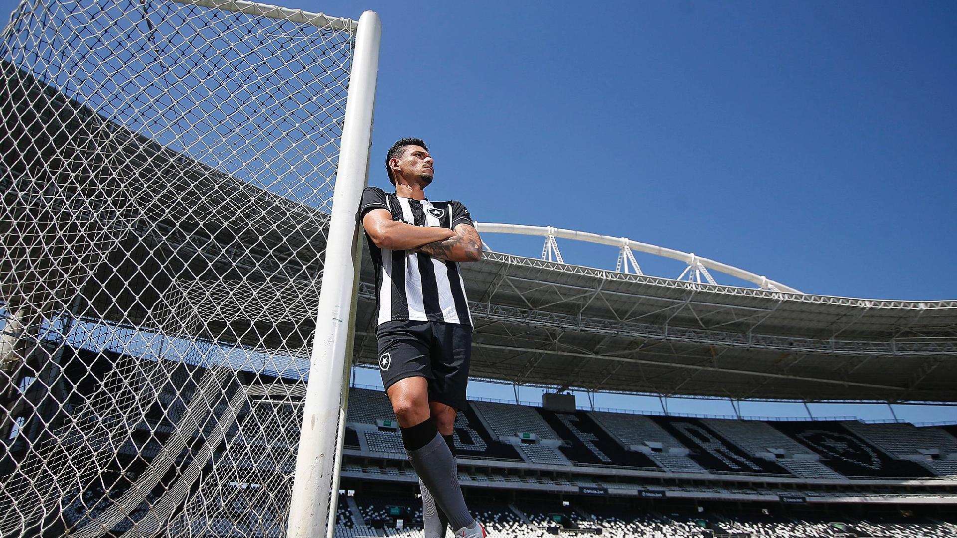 Tiquinho Soares rodou pelo interior e Europa até brilhar no Botafogo