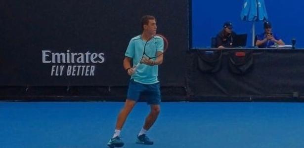 Juvenil brasileiro devolve saque a 233km/h e ganha ponto no Australian Open
