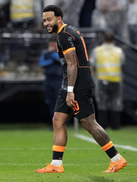 Memphis debocha de zagueiro do Atlético-MG em vitória do Corinthians