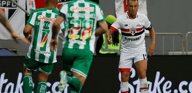 Rafinha volta como titular no São Paulo e fica na bronca com árbitro