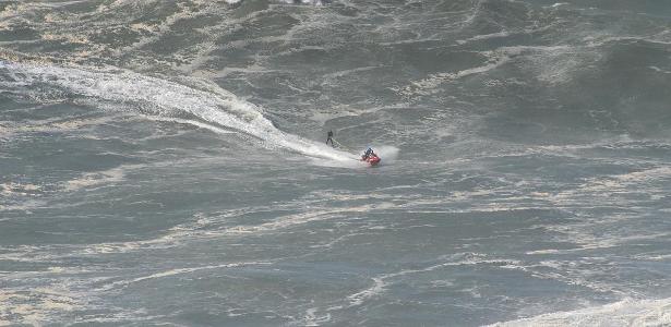 Brasileiro enfrenta onda gigantesca de 30m em tempestade; veja