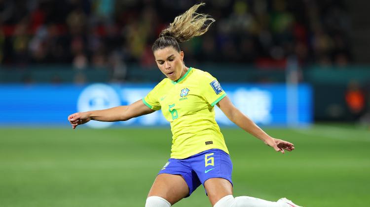 Namorada da Tamires: quem é a cantora que vive romance com a lateral?