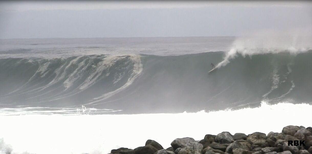 Lugar que causou mais de 70 naufrágios hoje tem a maior onda do Brasil