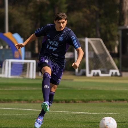 Argentino de 15 anos se destaca no Santos e é convocado para seleção