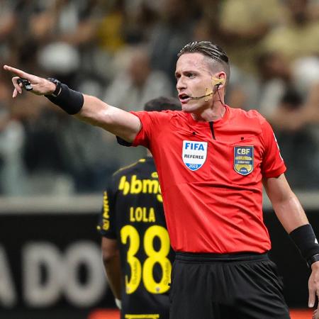 Ex-árbitros analisam gol anulado do Botafogo contra o Atlético-MG