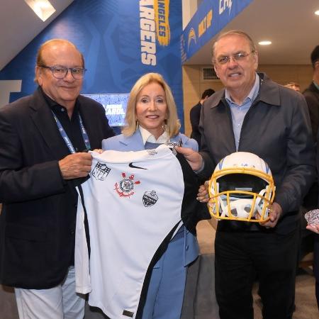 Presidente do Corinthians presenteia donos de Chiefs e Charges, da NFL