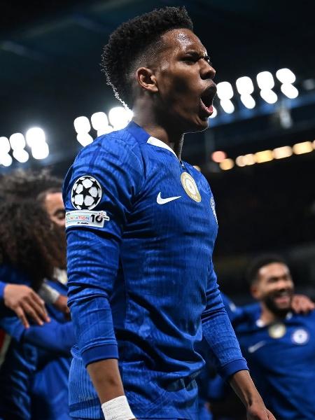 Estêvão faz mágica em golaço, e Chelsea domina Barcelona na Champions