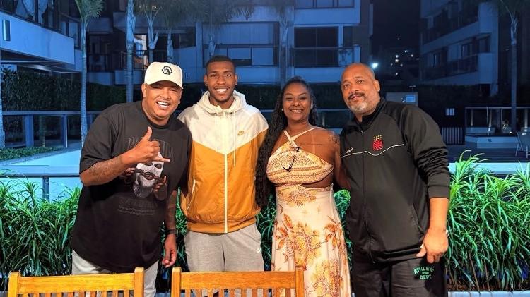 MC Darlan brinca com hit de Rayan: ?Liberado flamenguista cantar?
