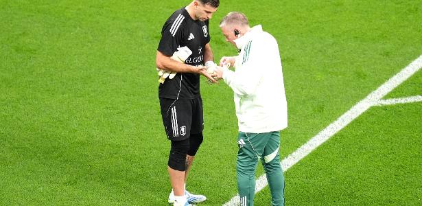 Dibu Martínez diz que jogou final da Liga Europa com dedo quebrado