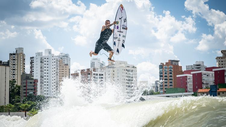 Italo Ferreira sonha em treinar com LeBron James na Nike