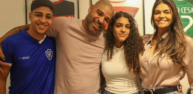 Adriano Carvalho, filho do Adriano Imperador assina primeiro contrato