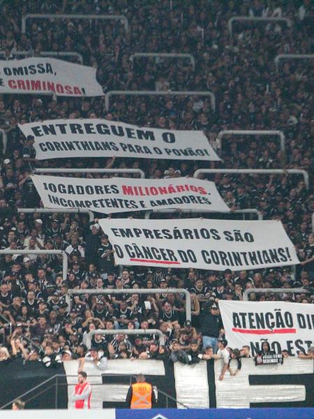 Corinthians: organizadas protestam em Itaquera com faixas e silêncio