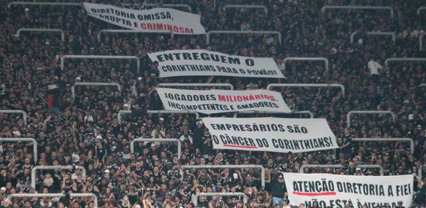 Corinthians: organizadas protestam em Itaquera com faixas e silêncio