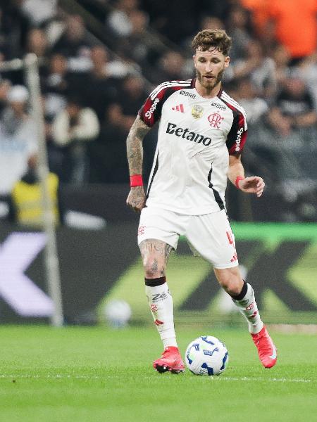 Léo Pereira treina e se mostra apto para Flamengo x Cruzeiro
