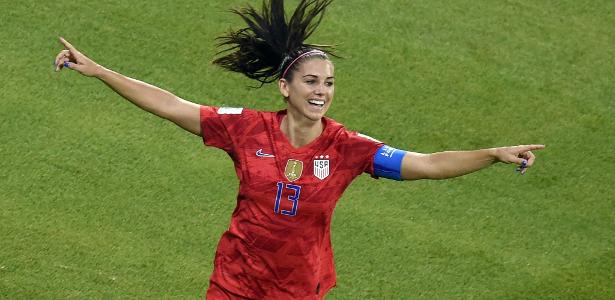 Alex Morgan, dos EUA, destaca beleza de fio-dental e eleva clima