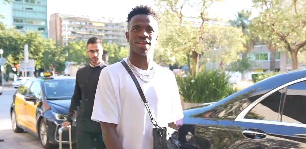 Vini Jr chega a hotel da seleção brasileira com look de R$ 26 mil