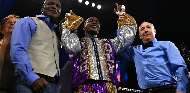Filho de Holyfield derruba adversário com nocaute brutal; veja - 24/10 ...