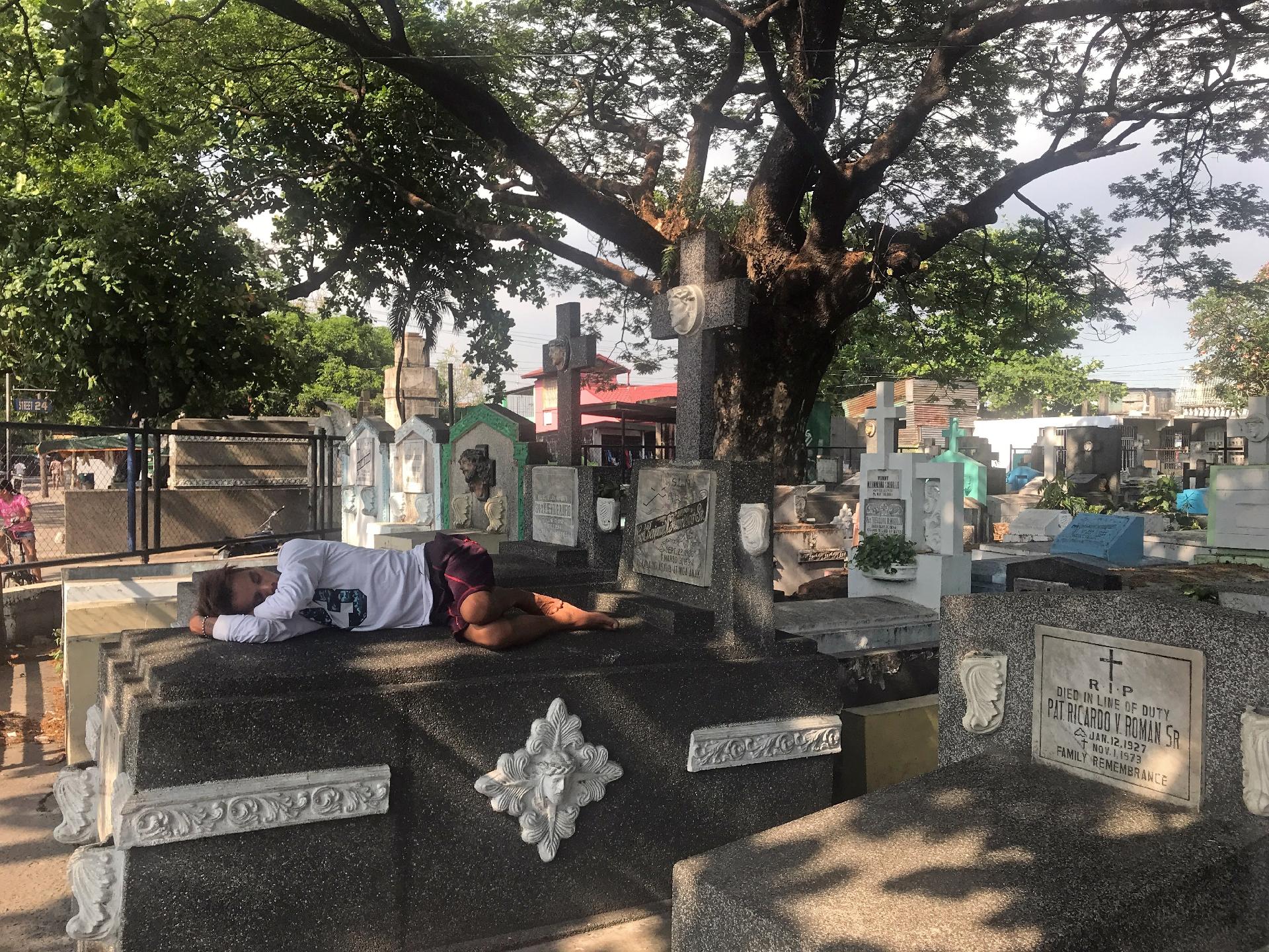 Cemitério de Manila, nas Filipinas, é moradia para milhares de... vivos ...