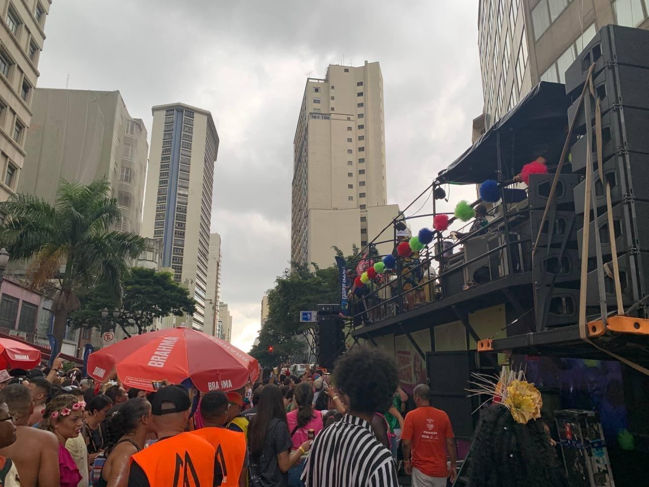 Carnaval 2023: Bloco com Sabrina é bloqueado por confusão de trajetos