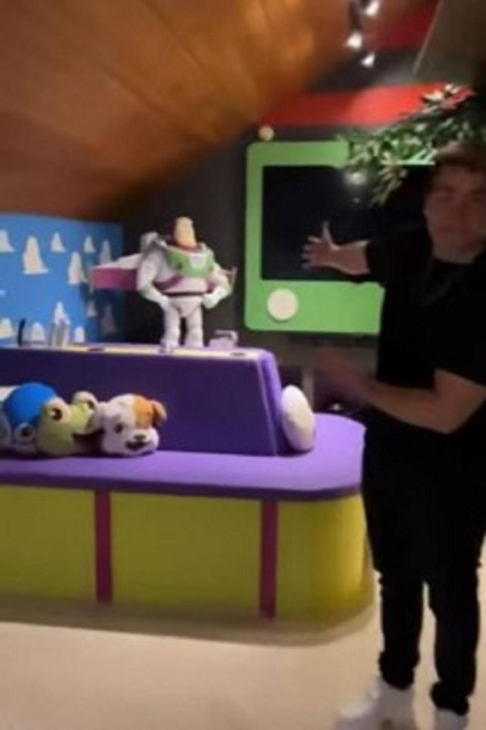 Luccas Neto mora em casa com pista de boliche, jogos e brinquedoteca