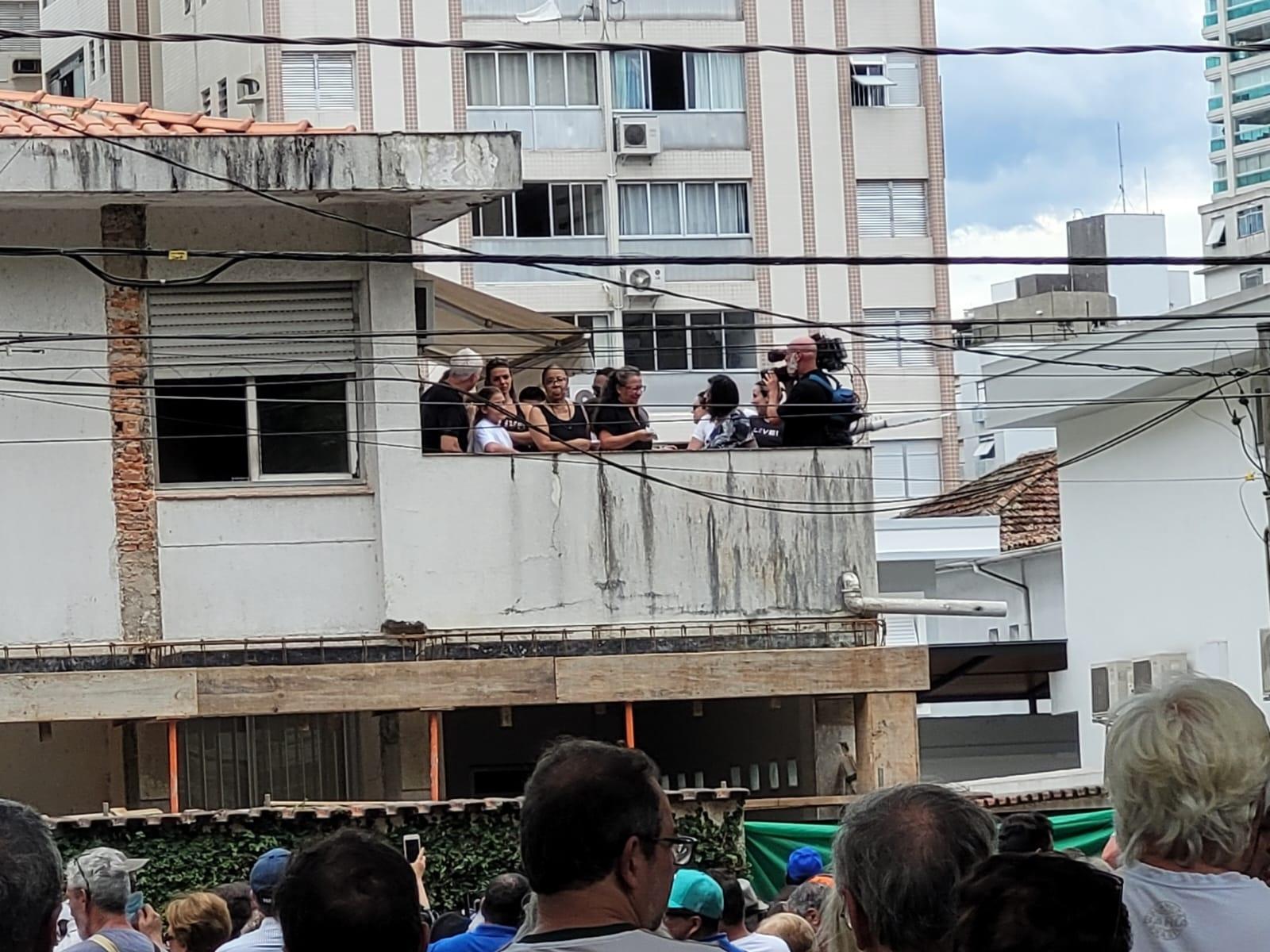 Pelé é enterrado em Santos em cerimônia para família e amigos