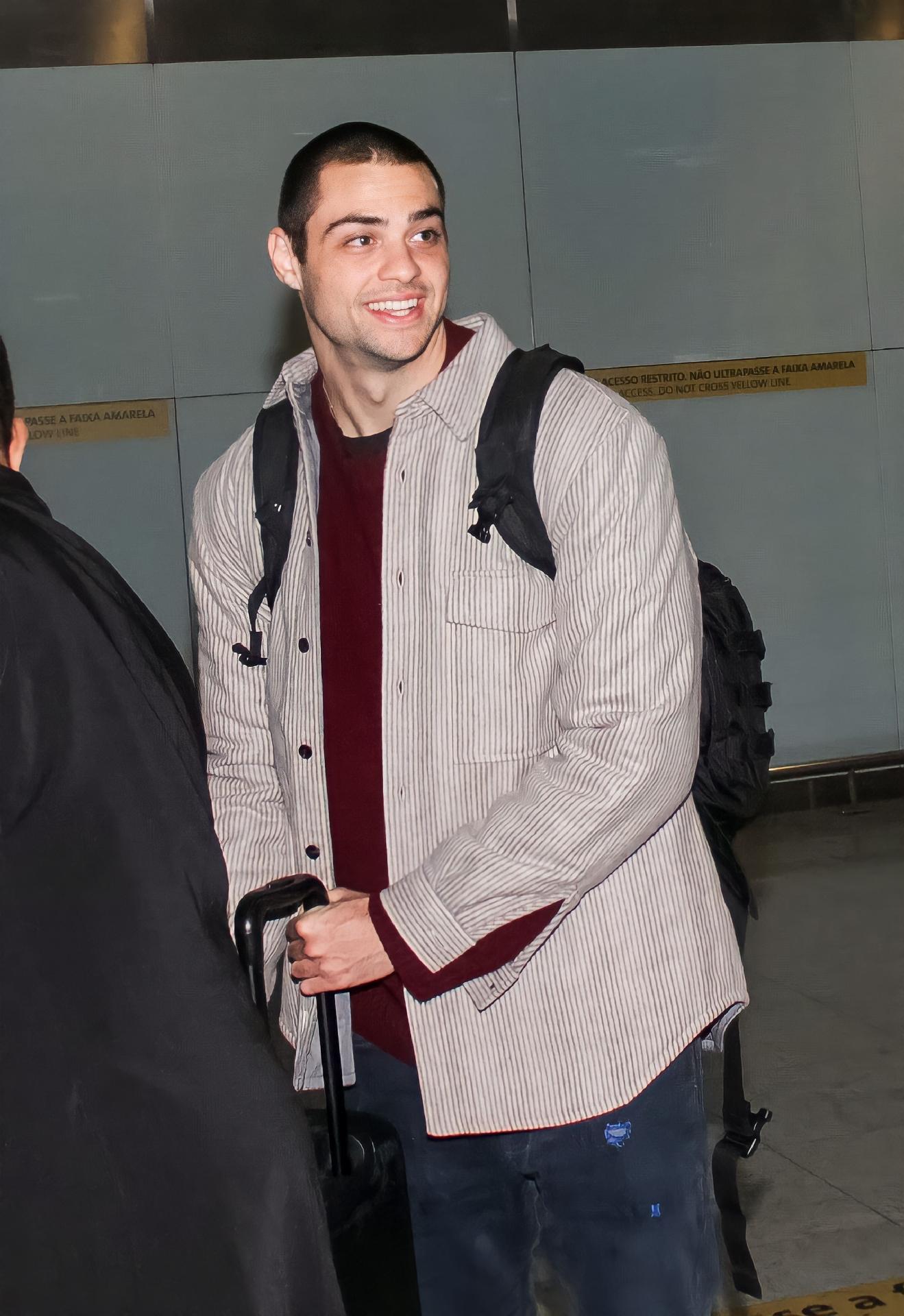 CCXP: Mulher encontra Noah Centineo no avião sem saber