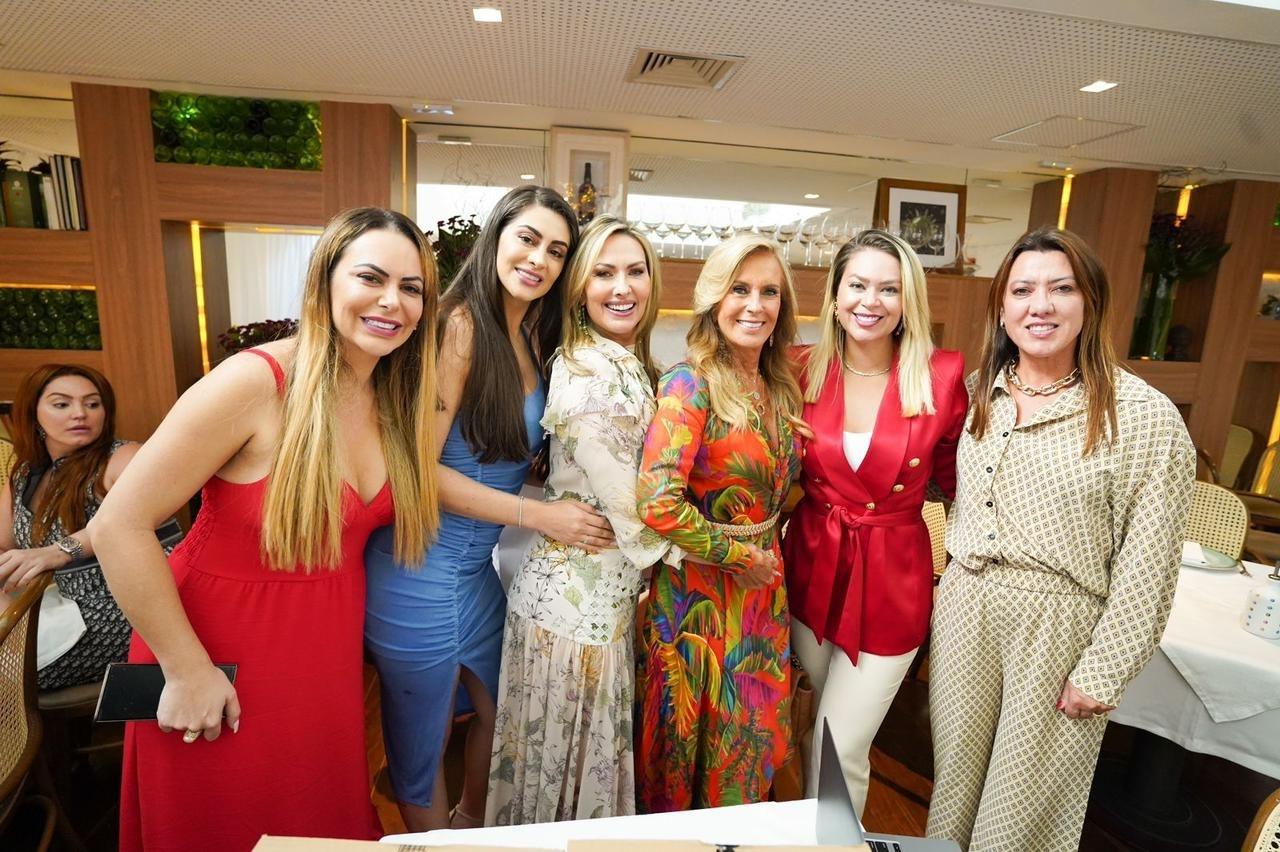 A celebração do aniversário de Mara Ferraz - 15/02/2024 - UOL Splash