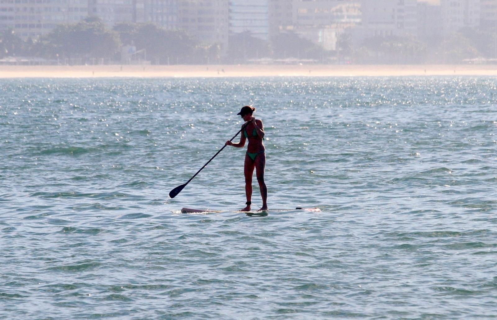 Fernanda Venturini faz stand up paddle e joga frescobol em praia do RJ ...