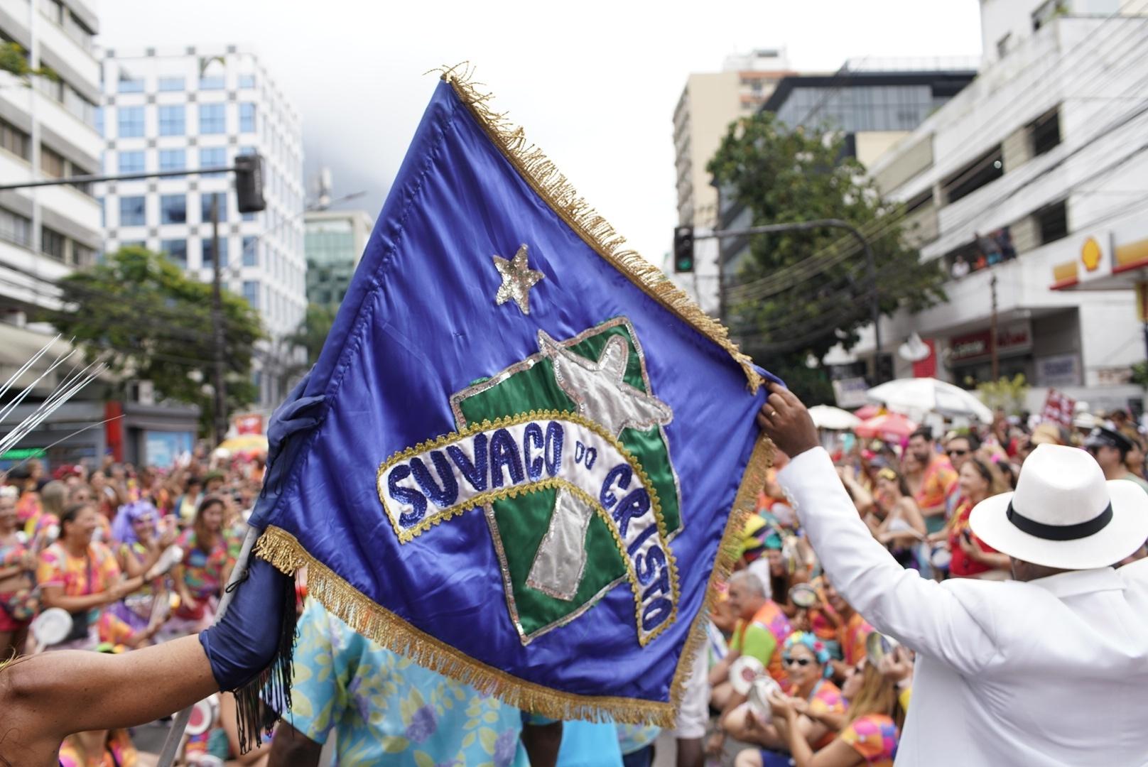 Carnaval 2023: Bloco Suvaco do Cristo homenageia vítimas da pandemia