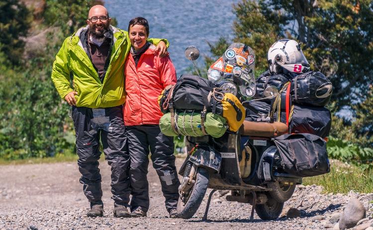 Em volta ao mundo de Vespa, grego encontrou o amor e veio parar no ...