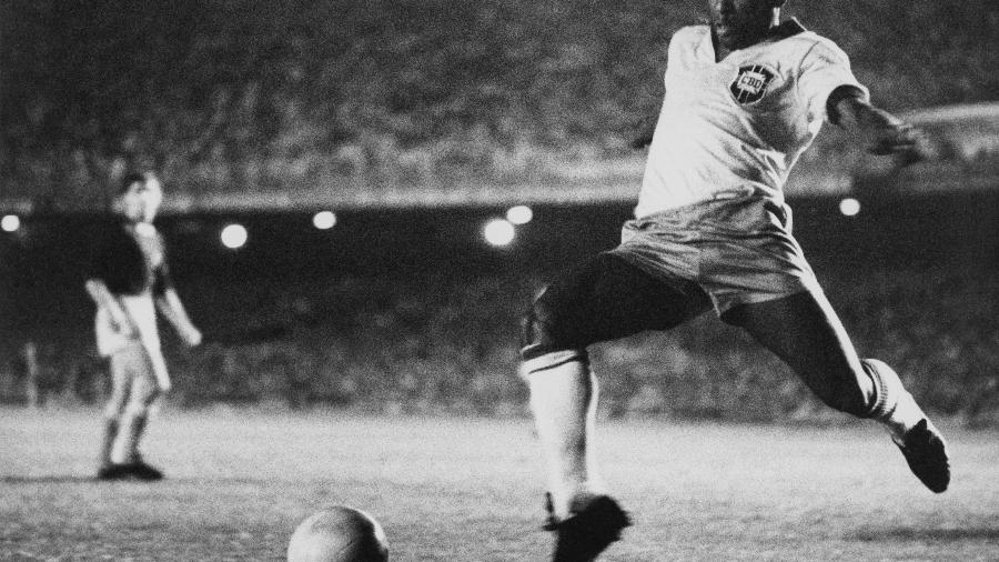 Camisa usada por Pelé na final de 1958 vai a leilão por mais de R$ 30 ...
