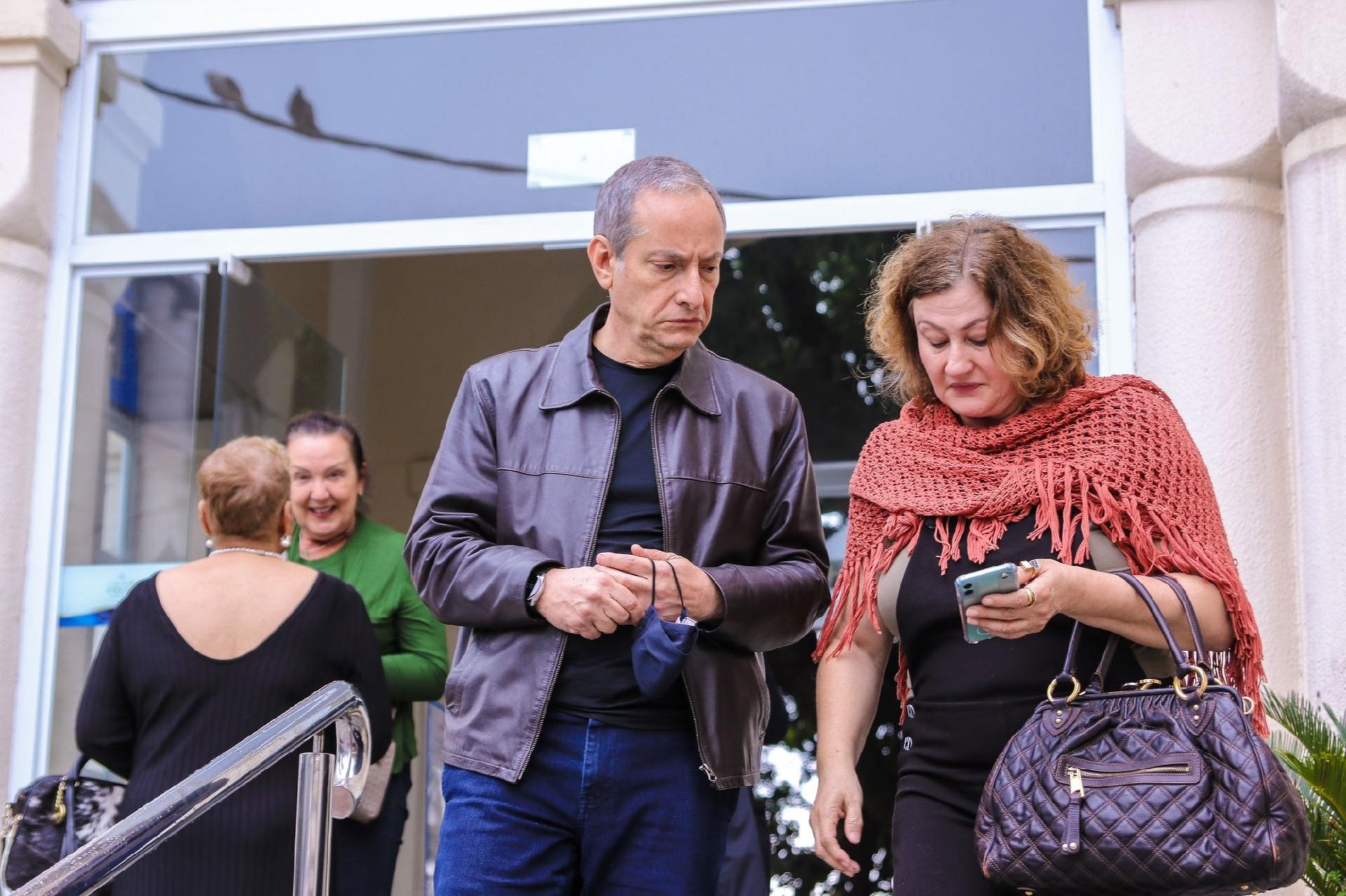 Cesar Tralli vai à missa de sétimo dia da mãe, Edna Tralli