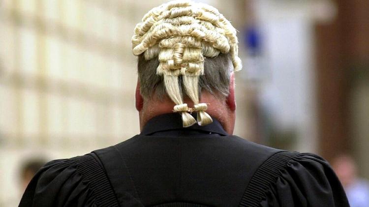 Por que advogados e juízes britânicos usam peruca em tribunal?