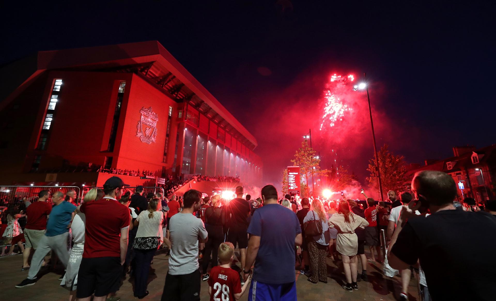 Torcedores vão às ruas em Liverpool para comemorar título inglês - 25 ...