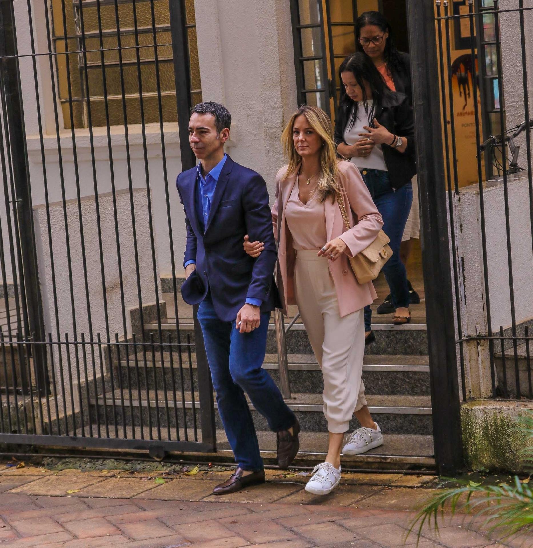 Cesar Tralli vai à missa de sétimo dia da mãe, Edna Tralli