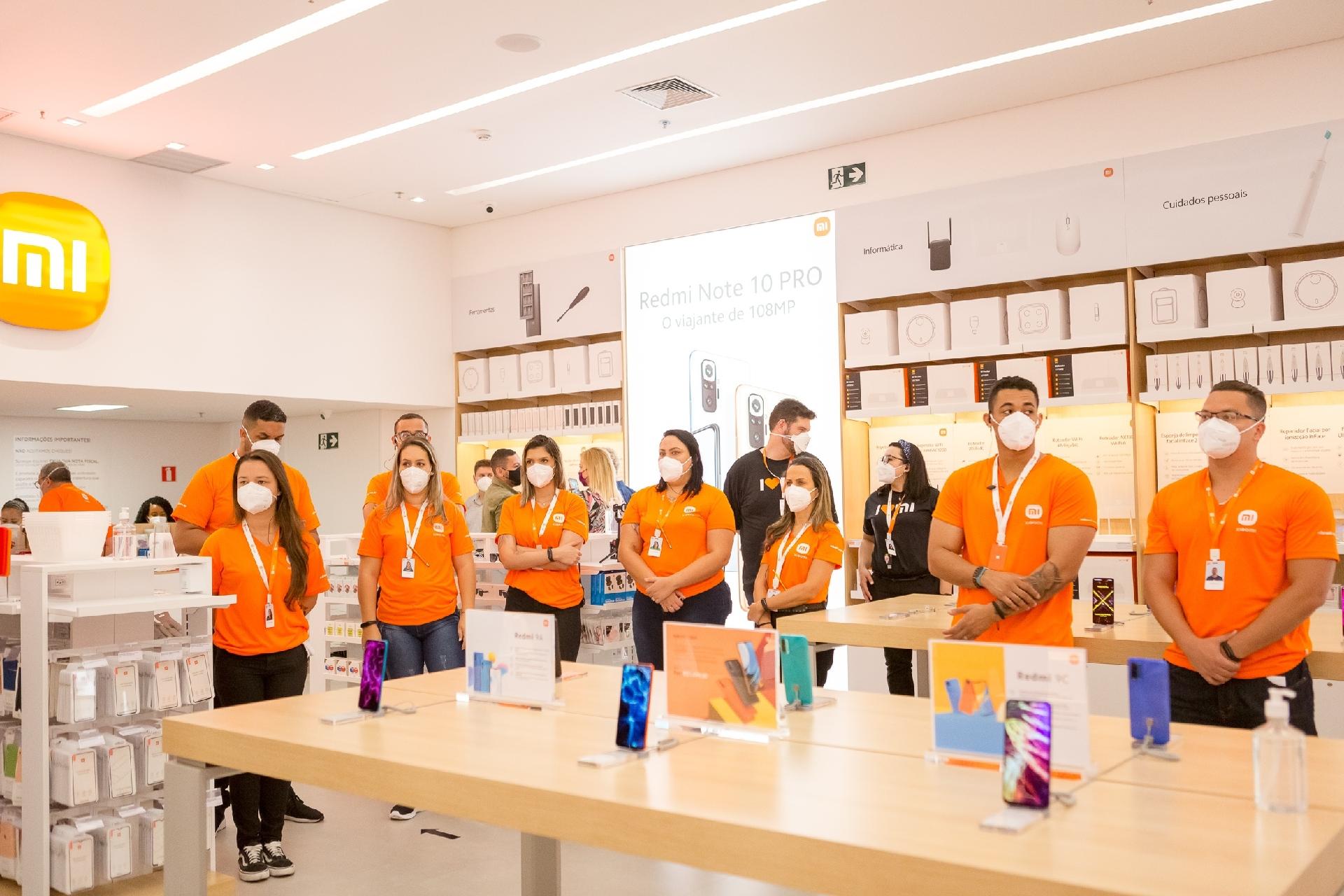 Com horário marcado e filas, fãs conhecem nova loja da Xiaomi no Rio ...
