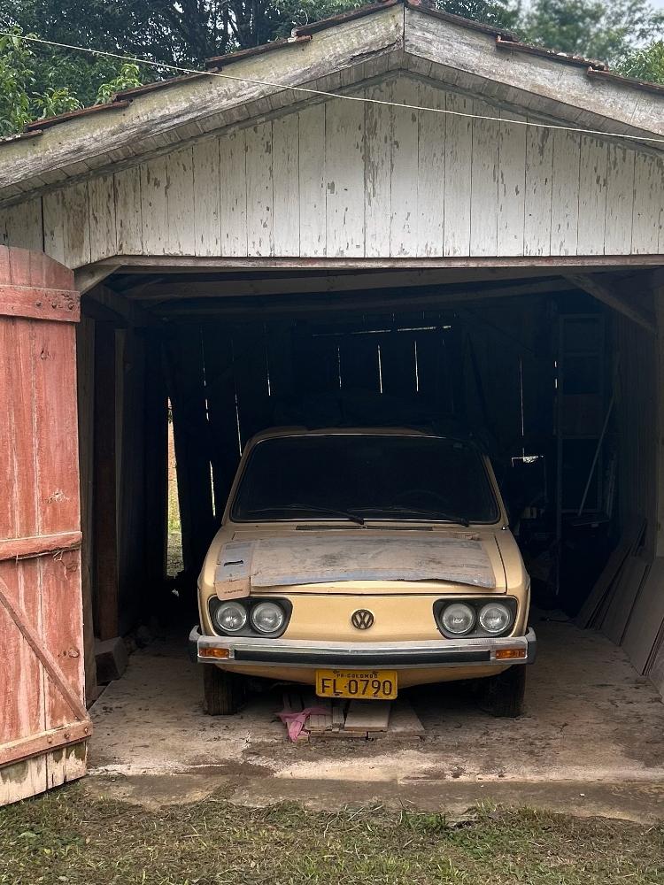 VW Brasília zerada fica 41 anos em celeiro após morte trágica