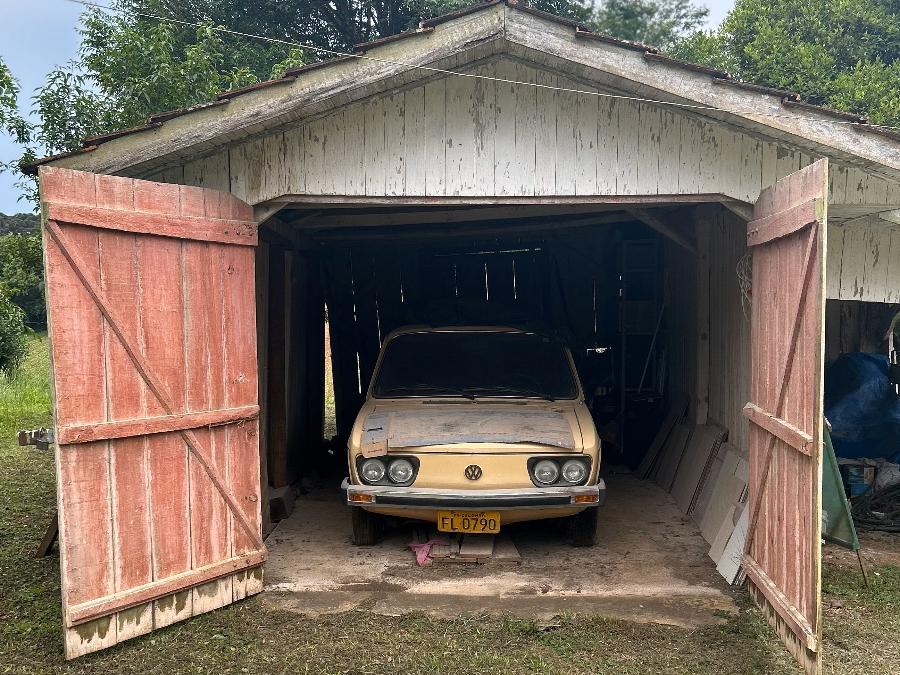 VW Brasília zerada fica 41 anos em celeiro após morte trágica