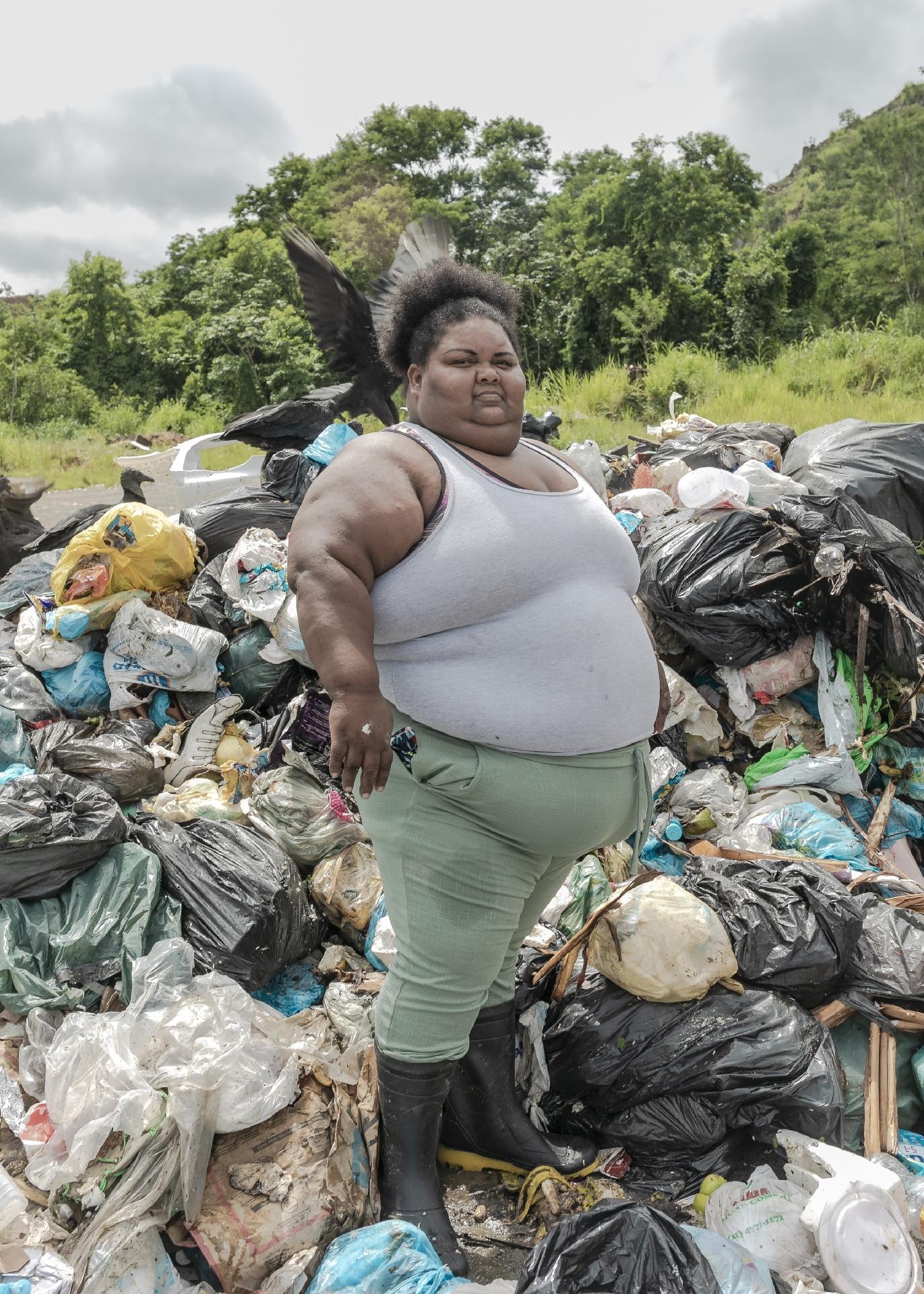 Influencer revela tesouros achados em lixão de SP: 'Não acreditariam'