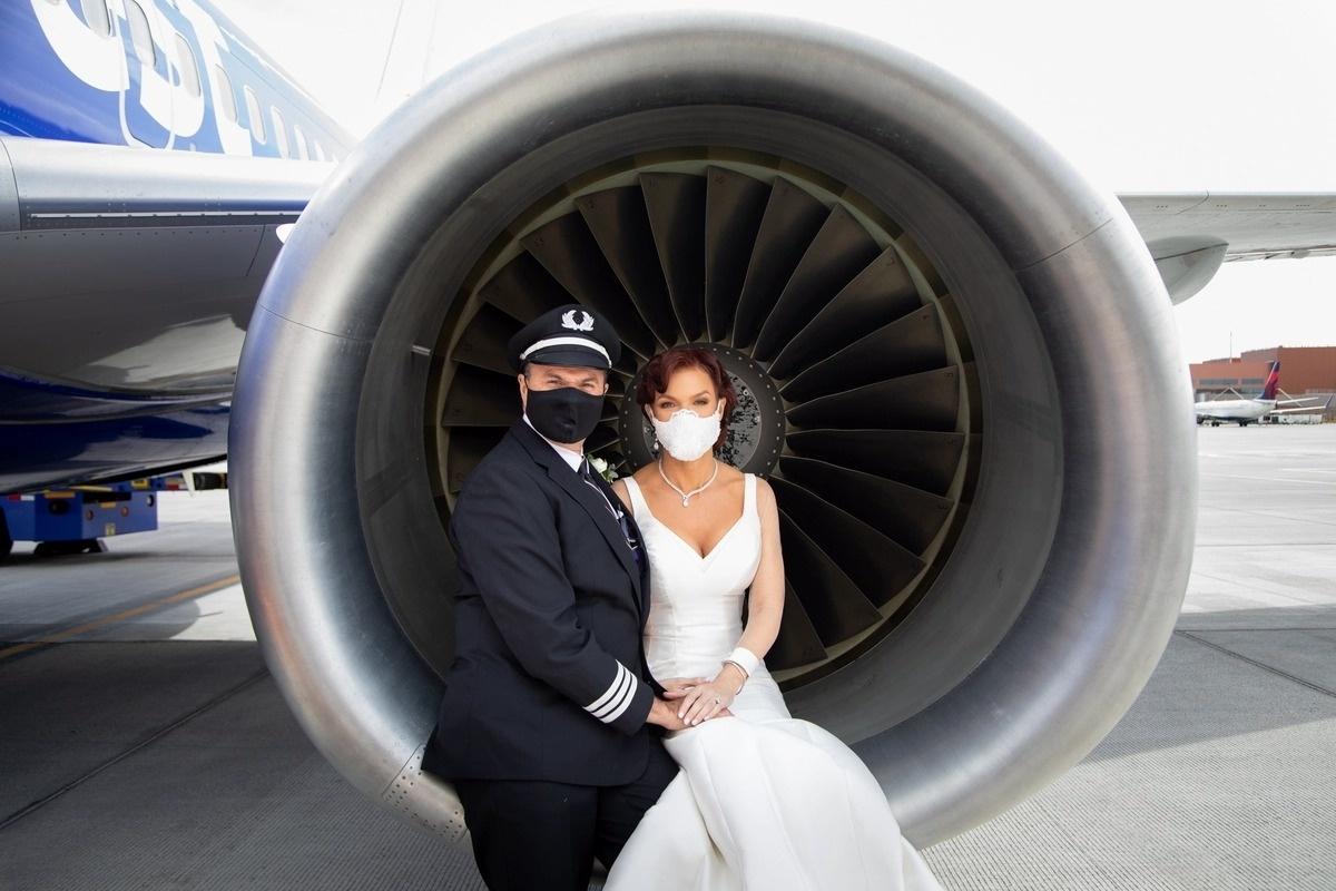Pìloto faz casamento a bordo de um avião