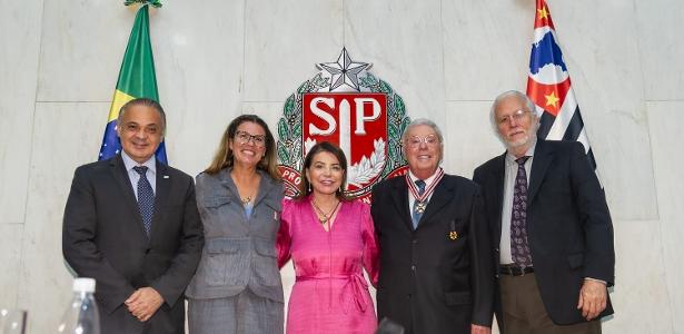 Professor Mário Carlos Beni recebe colar de Honra ao Mérito