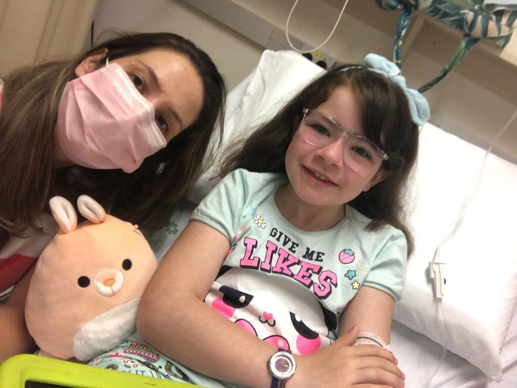 Com 1 ano, ela foi diagnosticada com doença ultrarrara e sem tratamento ...