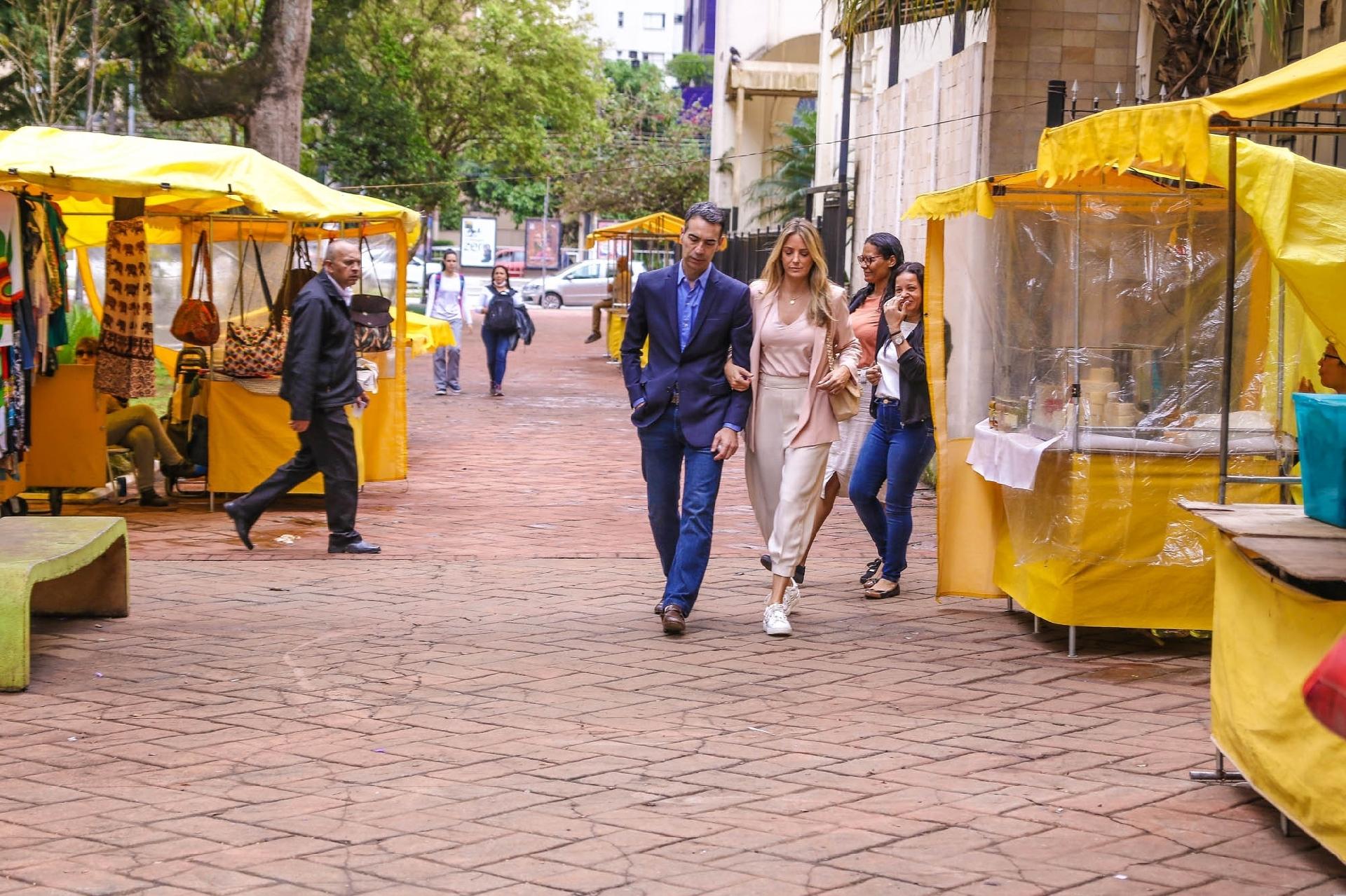 Cesar Tralli vai à missa de sétimo dia da mãe, Edna Tralli