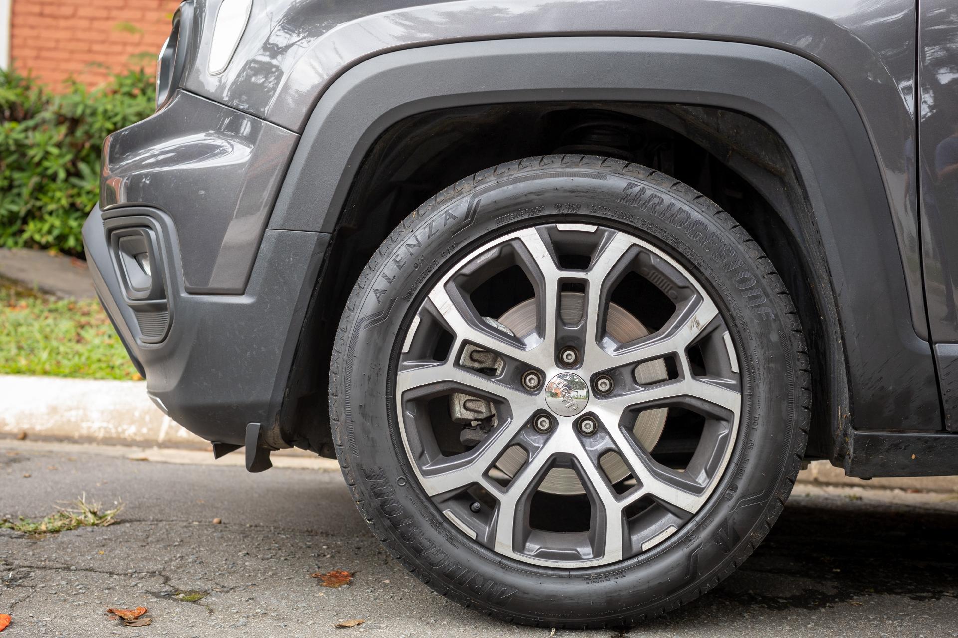 Tracker RS x Renegade Longitude: SUVs de personalidade. Qual é melhor?