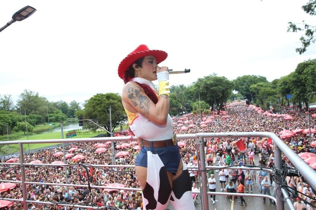 Pabllo Vittar antecipa fim de bloco em SP após superlotação