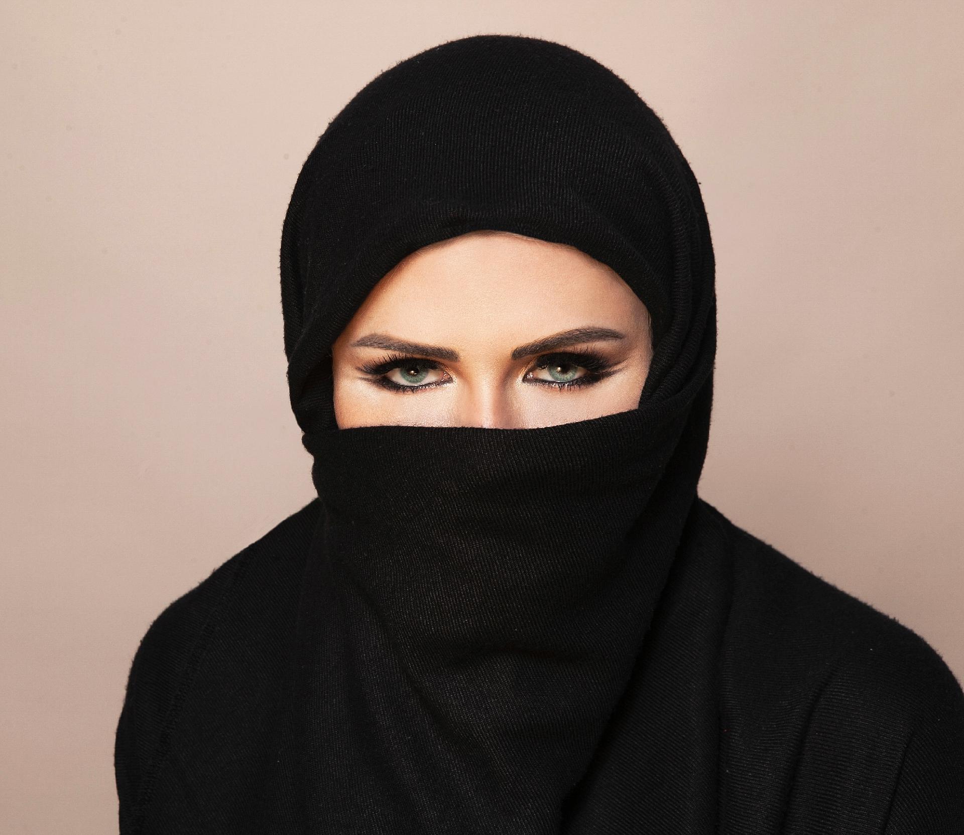 Copa do Mundo: Miss Bumbum usa traje muçulmano em ensaio sensual