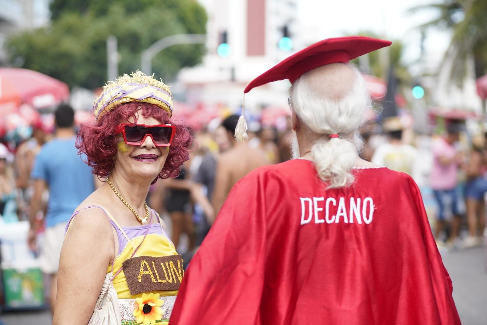 Simpatia é Quase Amor exalta democracia em desfile político no Rio