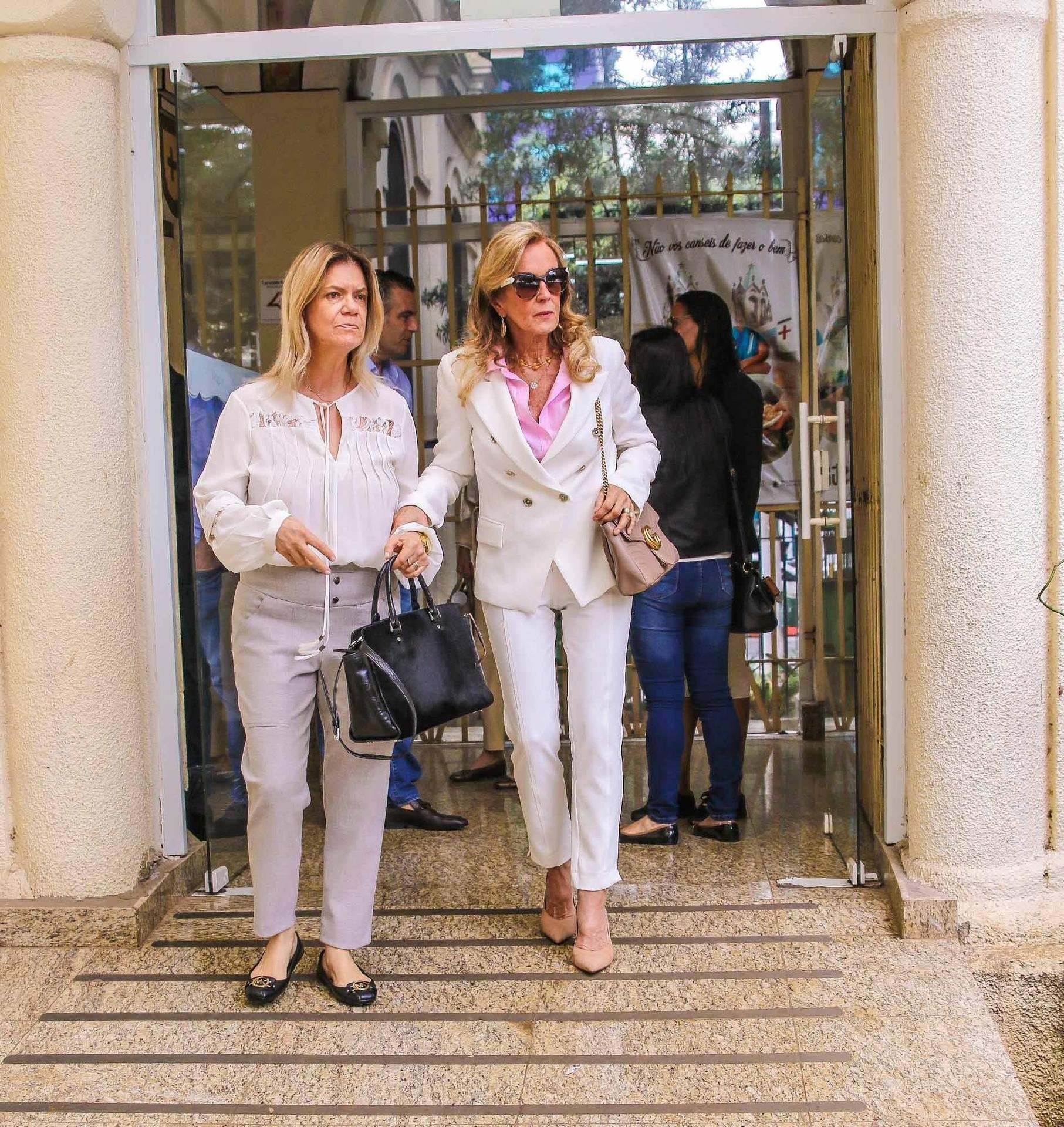 Cesar Tralli vai à missa de sétimo dia da mãe, Edna Tralli